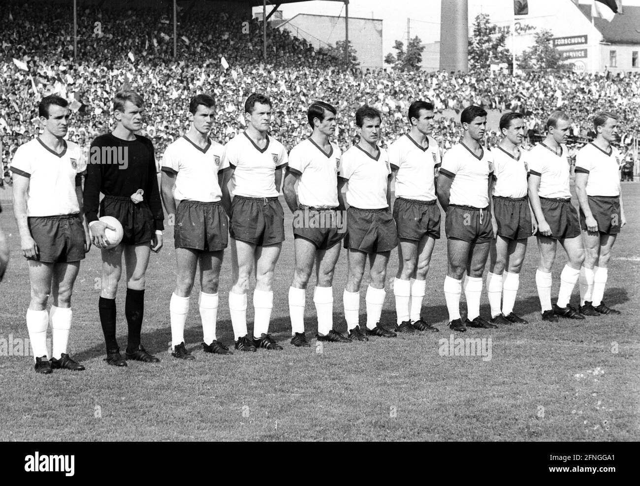 Football match 1965 Banque de photographies et d’images à haute ...