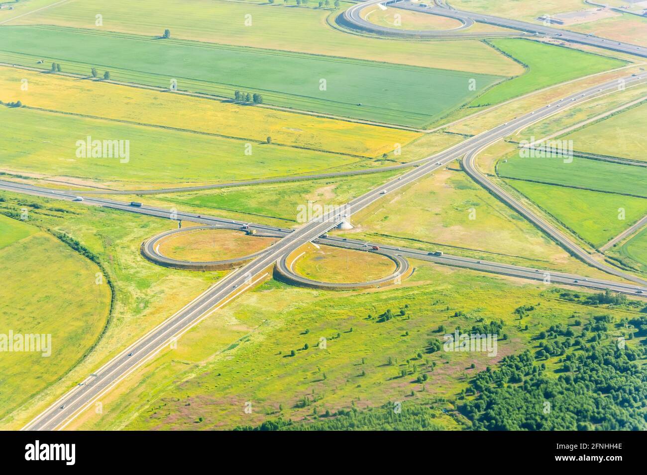 Cloverleaf interchange vu d'en haut. Vue aérienne de la jonction de la ...