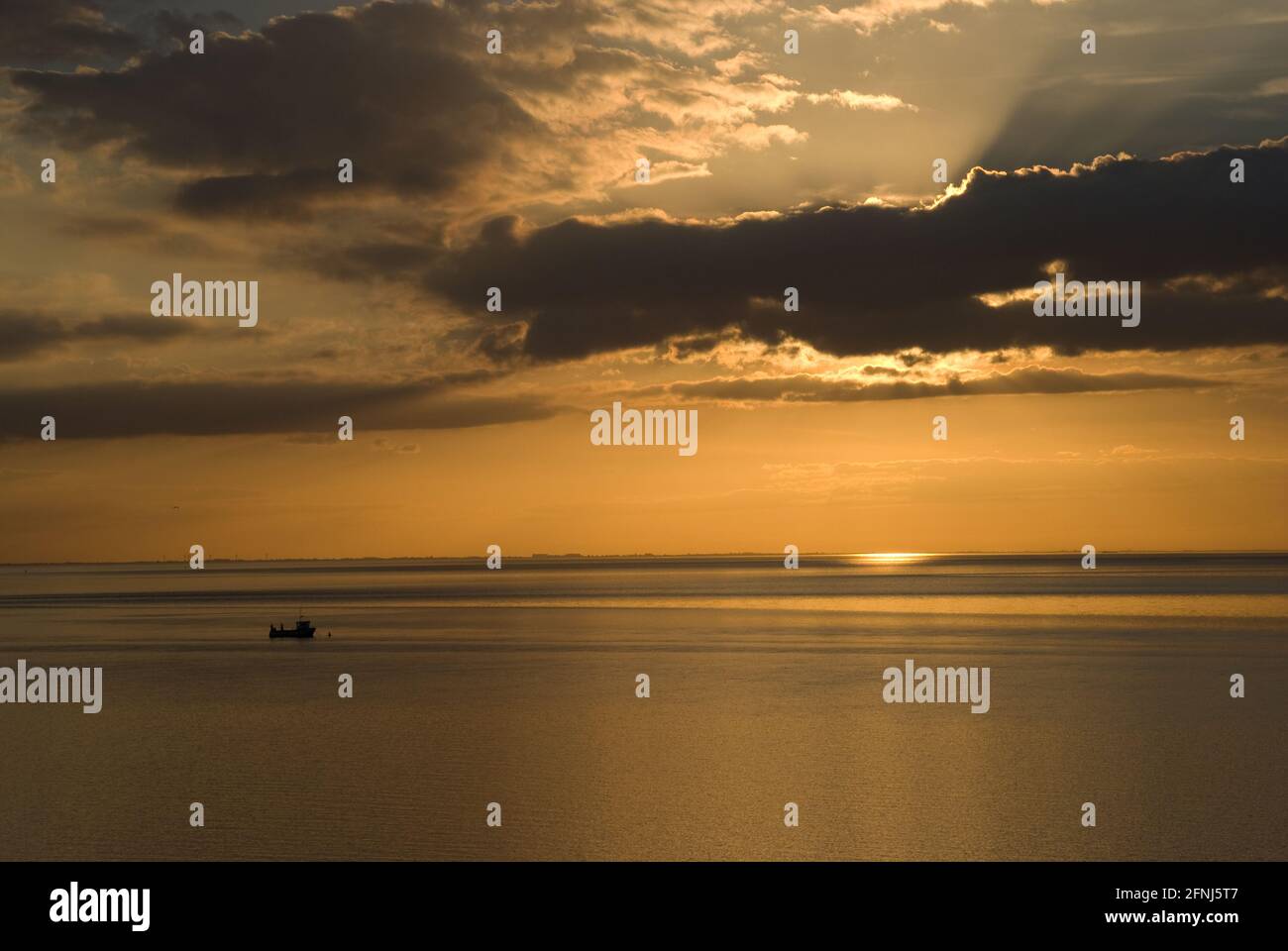 Bateau sur une mer calme Banque de photographies et d’images à haute ...
