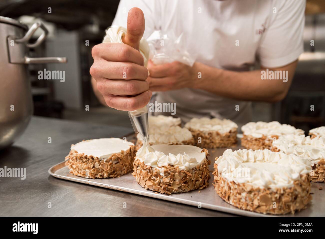 chef pâtissier dans une pâtisserie qui remplit des timbres et de la ...