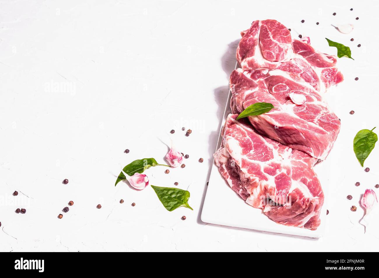 Viande de porc crue, coupée en tranches. Viande fraîche, sumac sec, ail ...