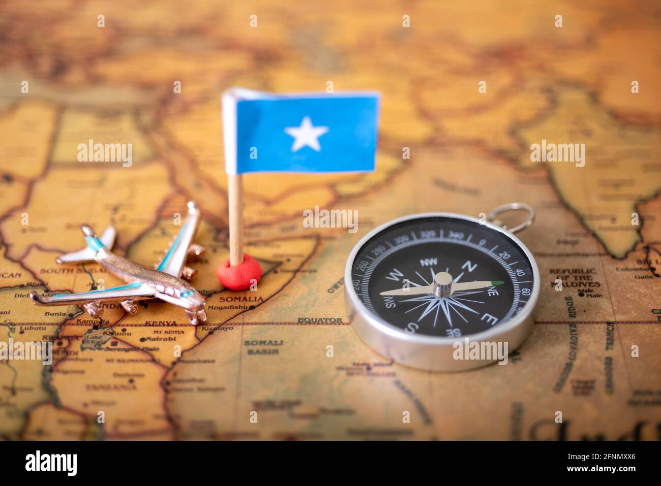 Drapeau d'avion, boussole et avion sur la carte du monde et l'avion. Le ...