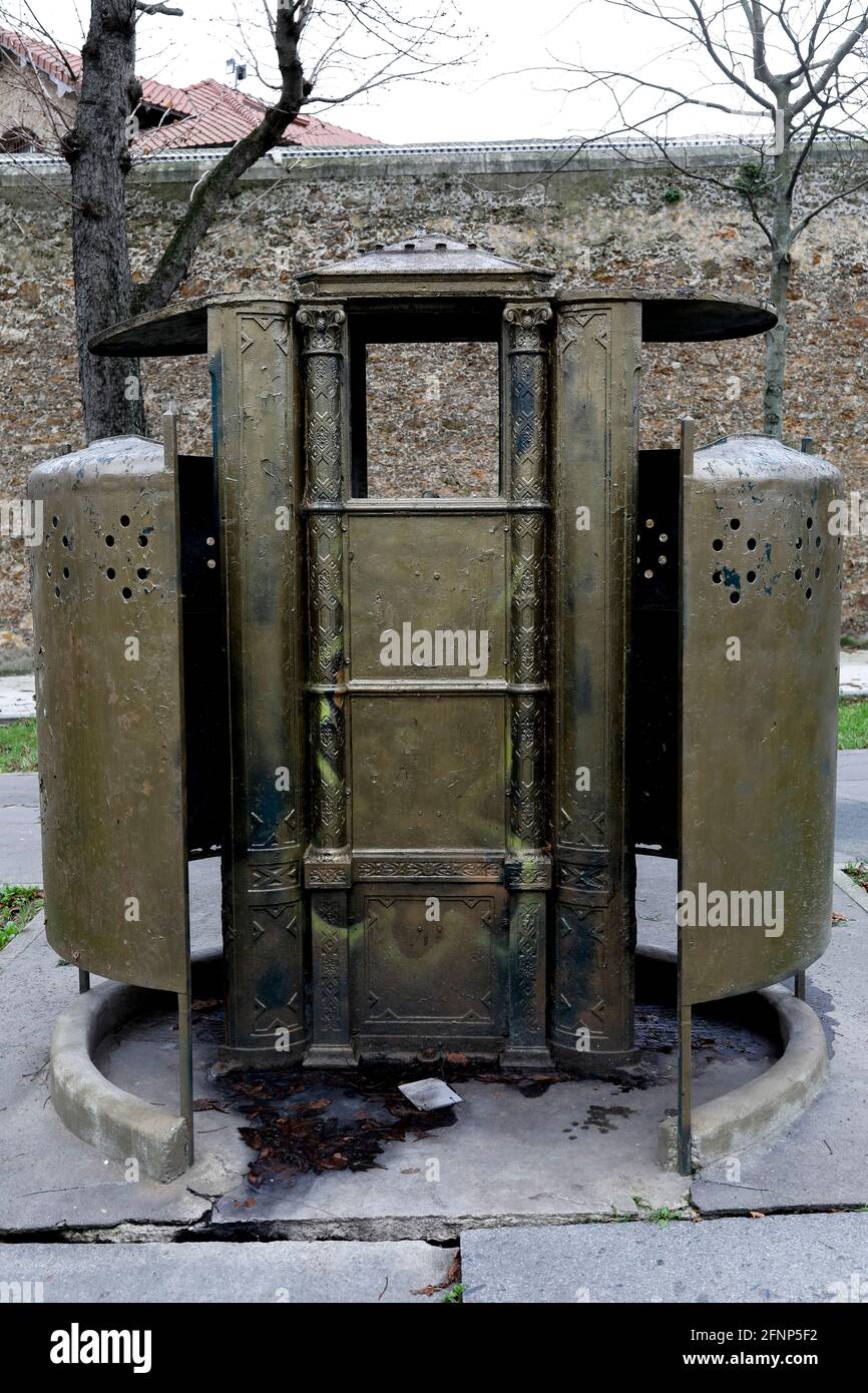 Vespasienne paris Banque de photographies et d’images à haute ...