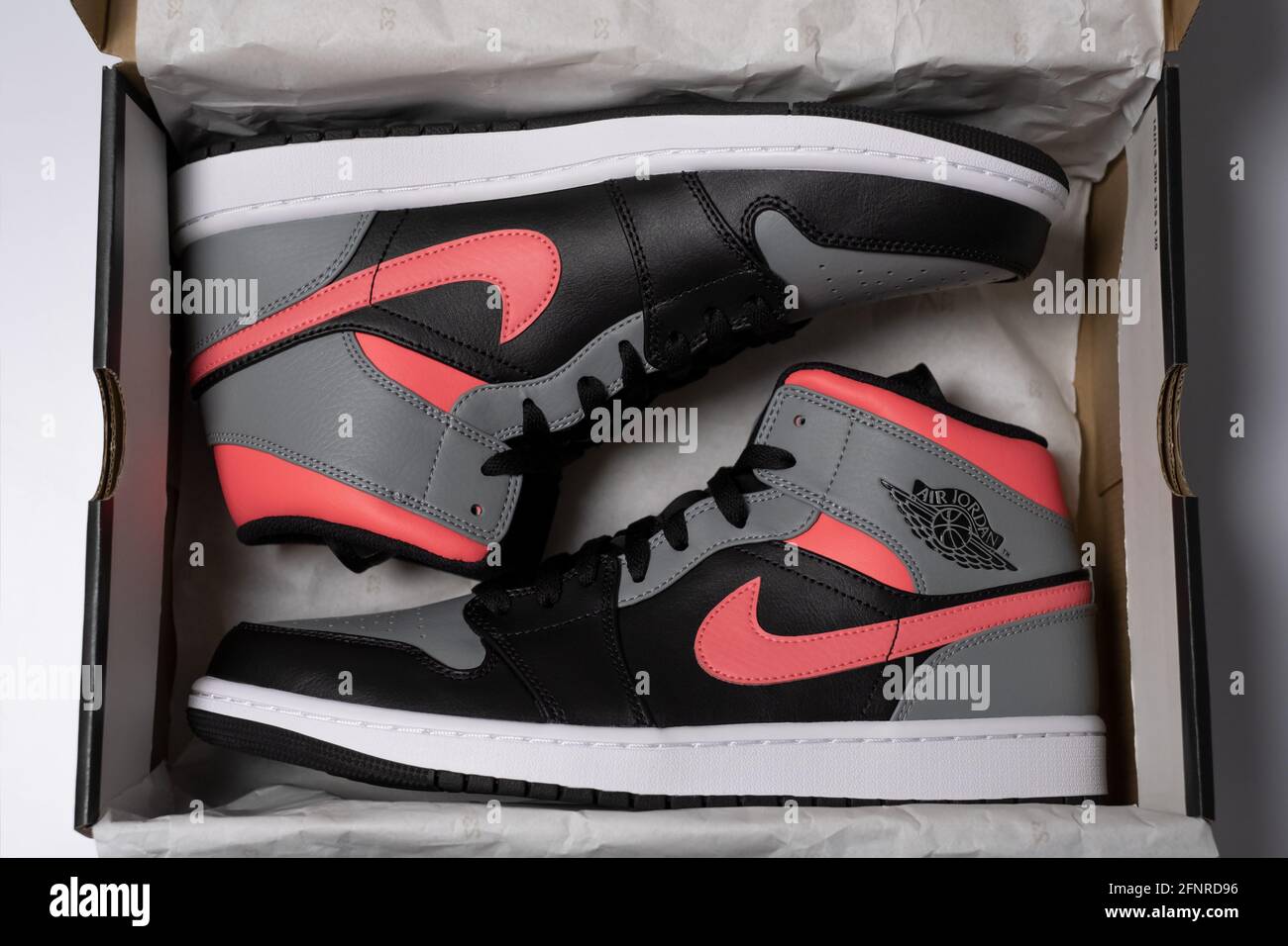 Prague, CZ - 16 mai 2021: Air Jordan 1 Mid custom HOT PUNCH Pink Shadow ...