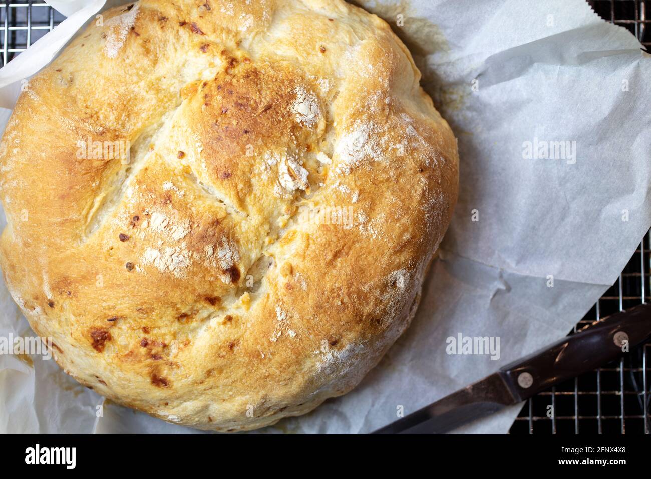 Pain rond au fromage levain, pain refroidi sur un panier de cuisine ...