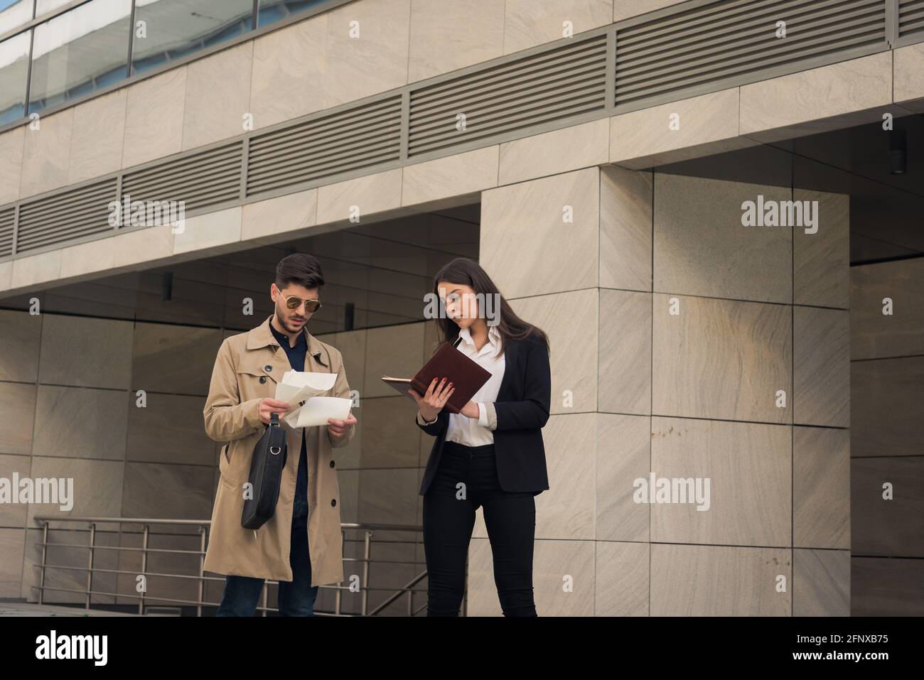 L'assistante masculine vérifie les plans que son patron est venu haut ...