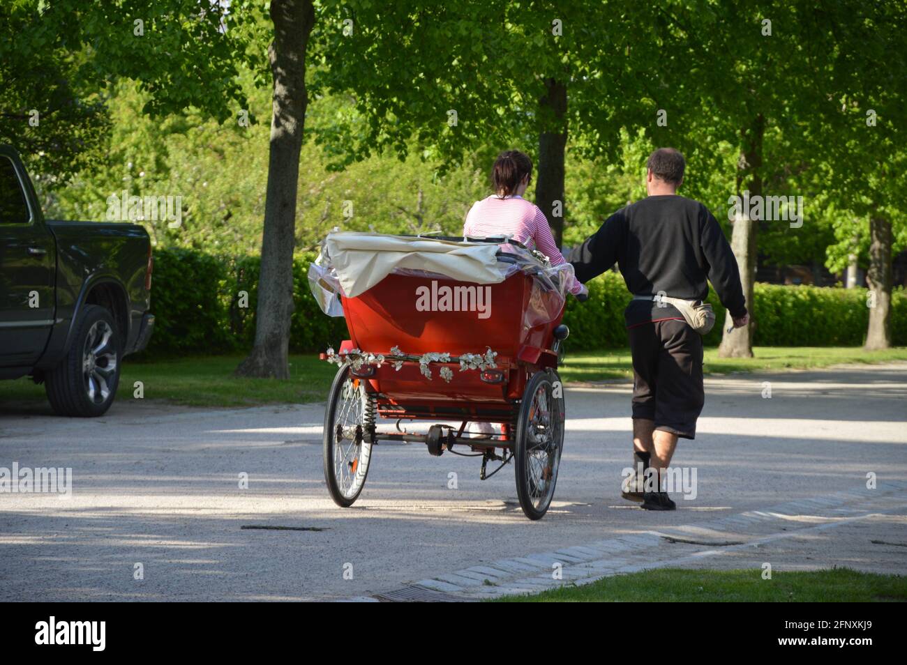 Apprendre à conduire un pousse-pousse à vélo dans la colonie russe de ...