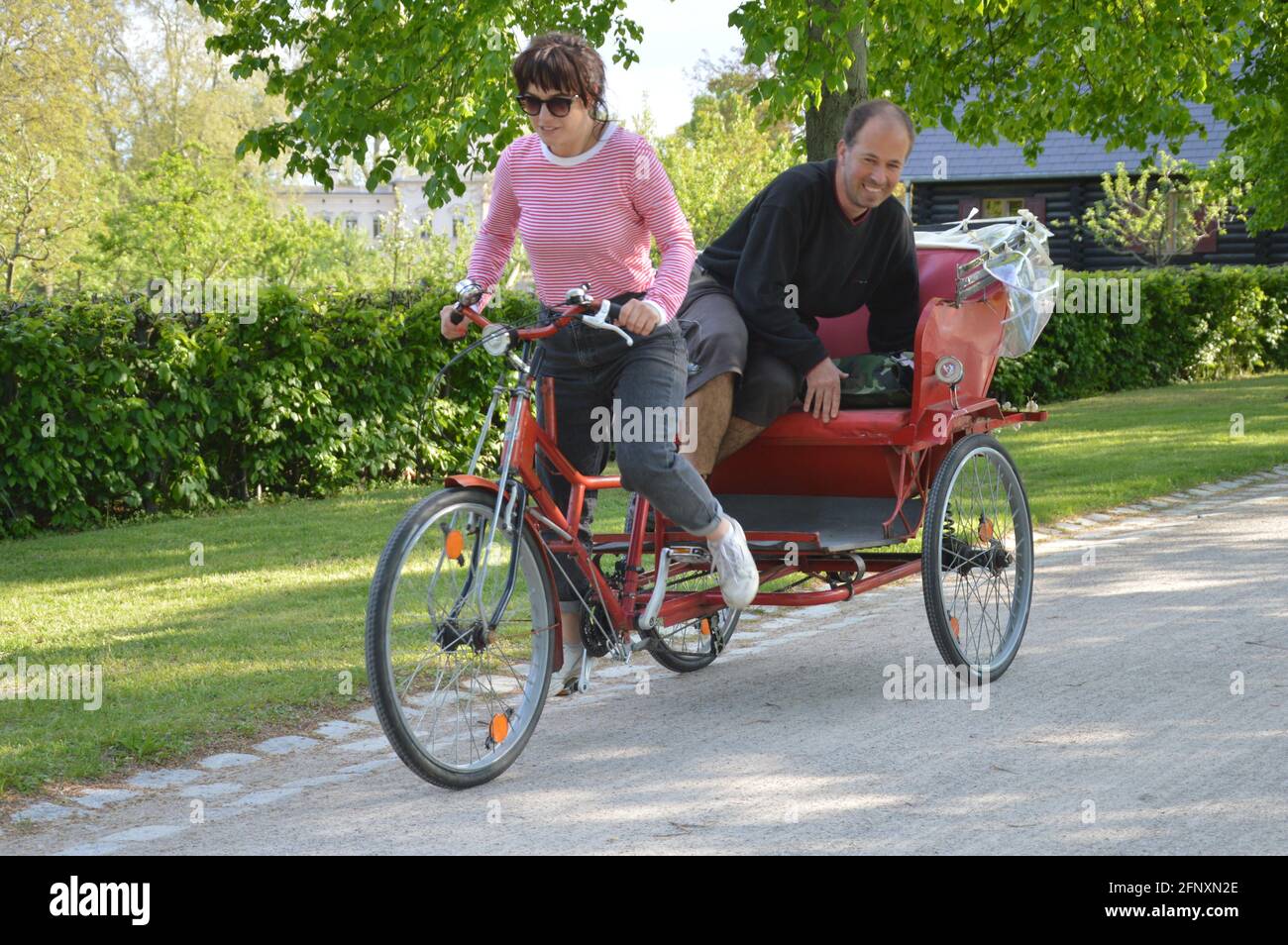 Apprendre à conduire un pousse-pousse à vélo à la colonie russe de ...