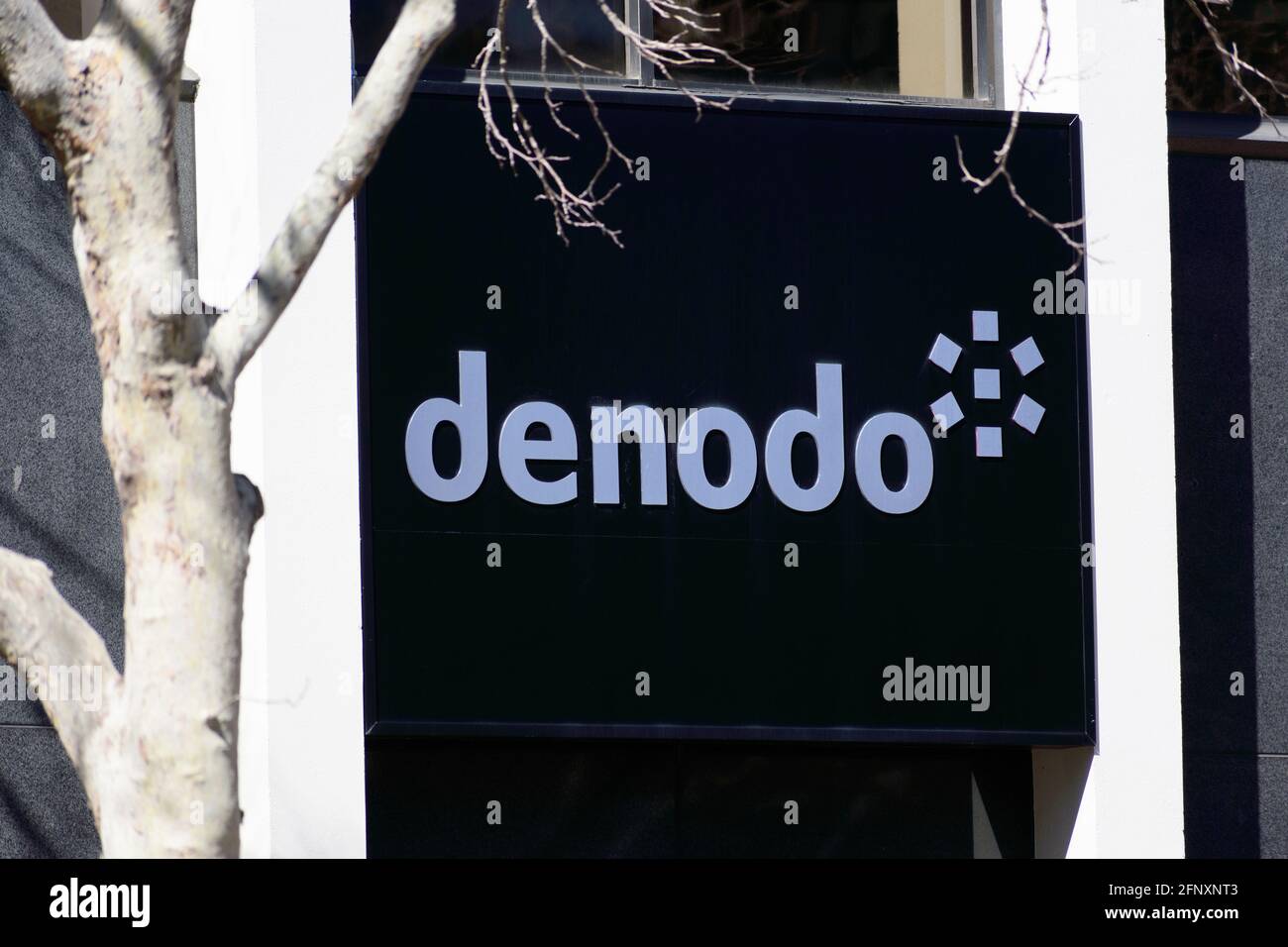 Logo et signe Denodo sur la façade de la virtualisation des données le ...