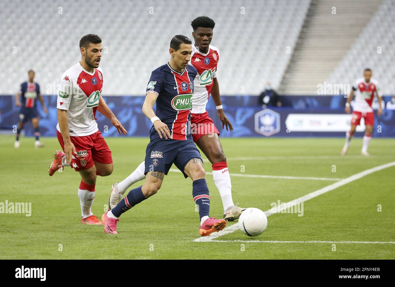 Angel Di Maria du PSG entre Kevin Voland et Aurélien Tchouameni de ...
