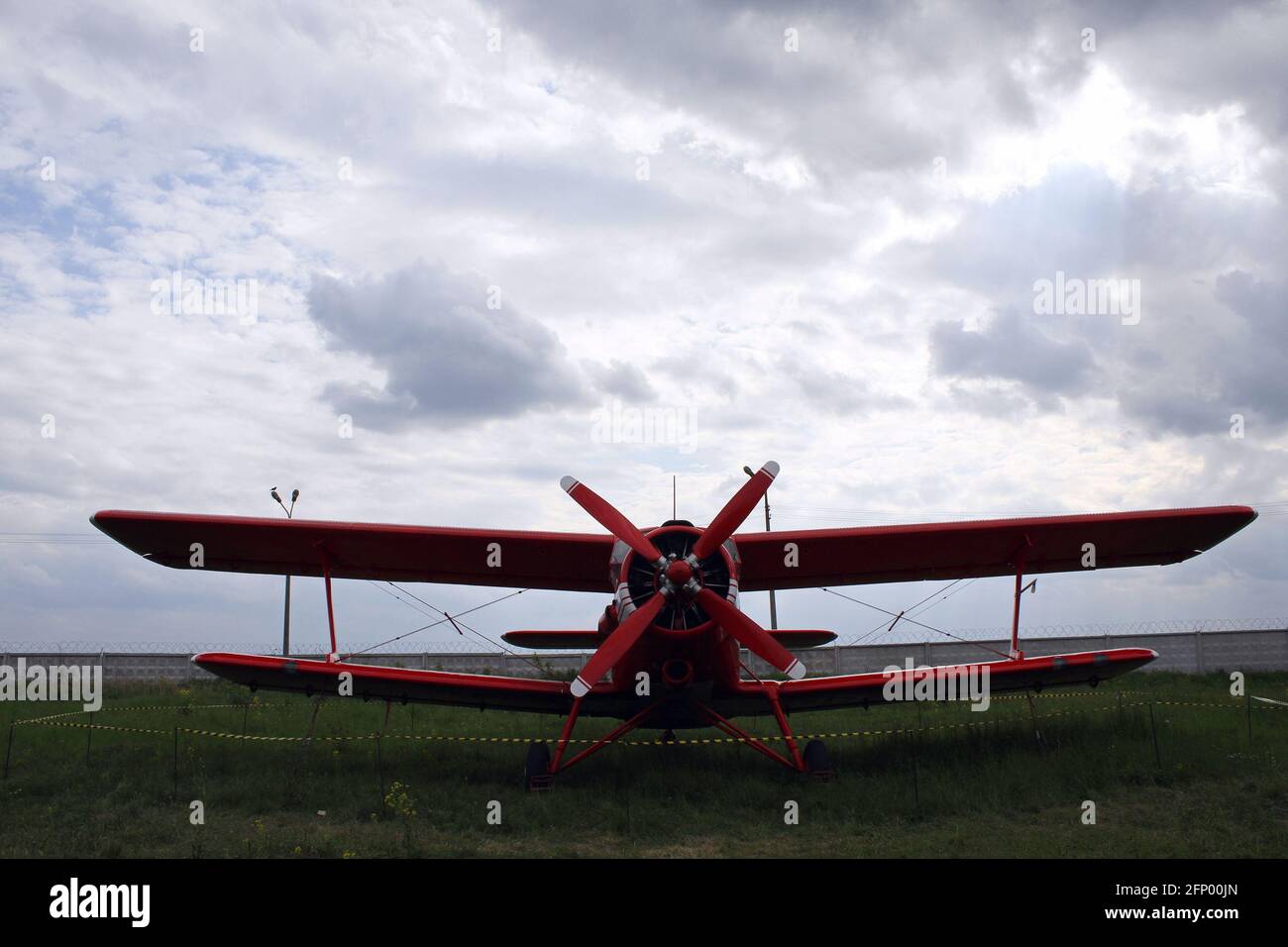 Avion biplan retro rouge Banque de photographies et d’images à haute ...