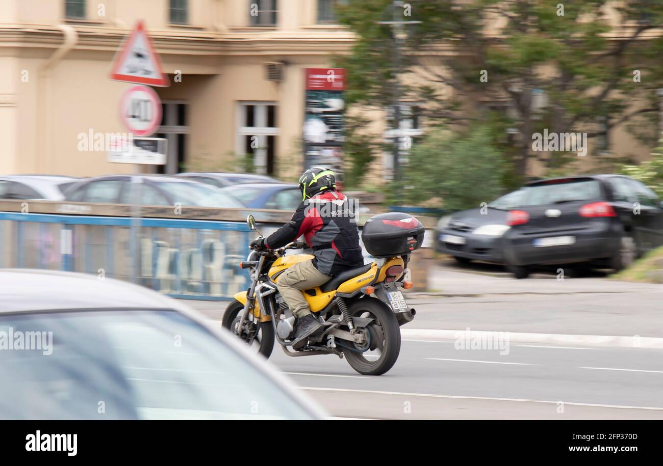 Une moto dans la circulation urbaine Banque de photographies et d ...