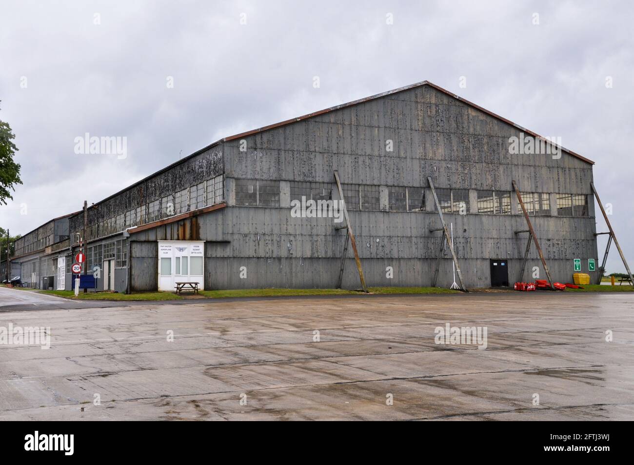 Hangar d'époque au RAF Halton, Buckinghamshire, Royaume-Uni, qui abrite ...