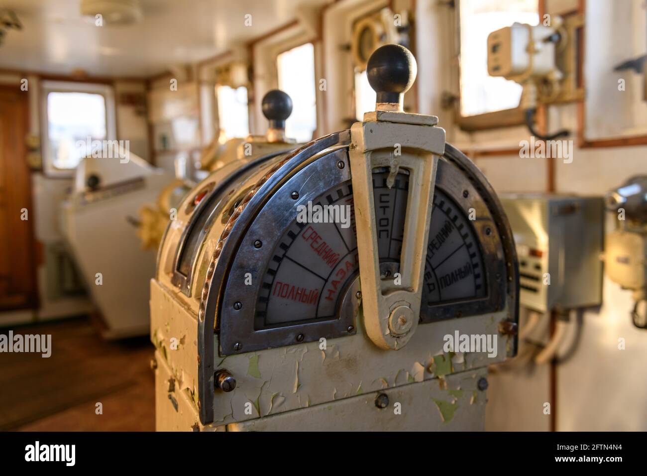 Pont de navigation sur un navire abandonné. Ancienne timonerie de ...
