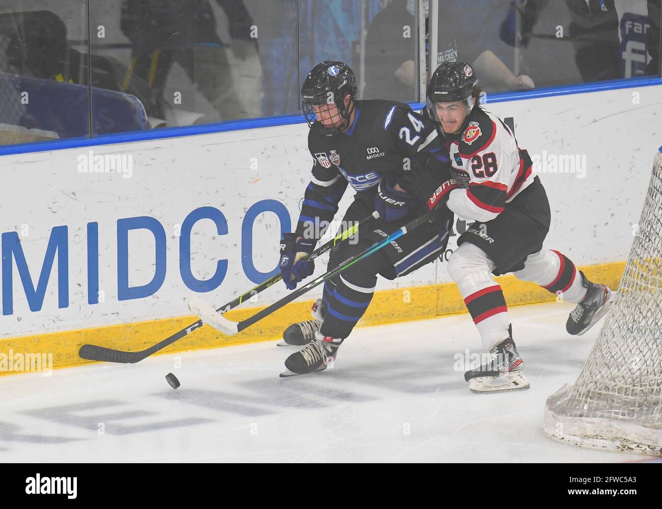 21 mai 2021 : Scott Morrow, défenseur de la Force de Fargo (24) et Sam ...