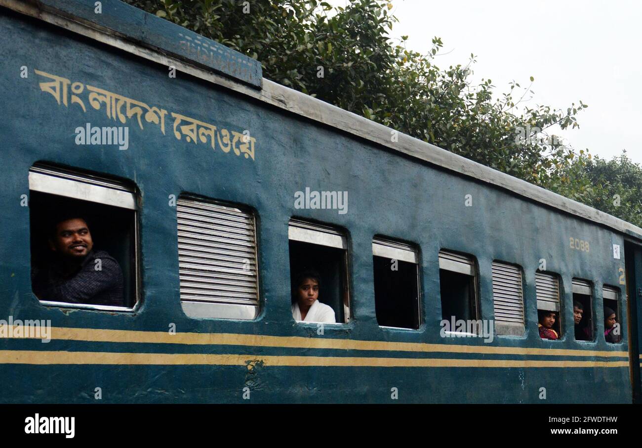 Bangladesh, dhaka, train Banque de photographies et d’images à haute ...