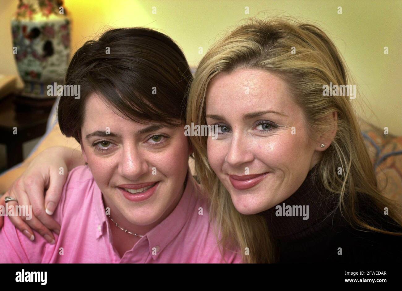 Sarah Heaney, présentatrice et mannequin de télévision, haut noir, avec ...