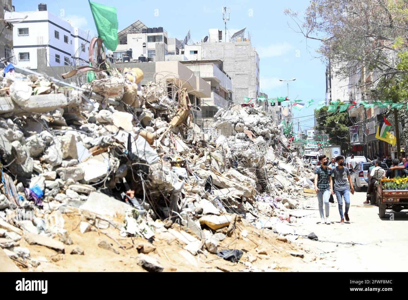 Le drapeau vert du groupe militant du Hamas flotte sur les débris ...