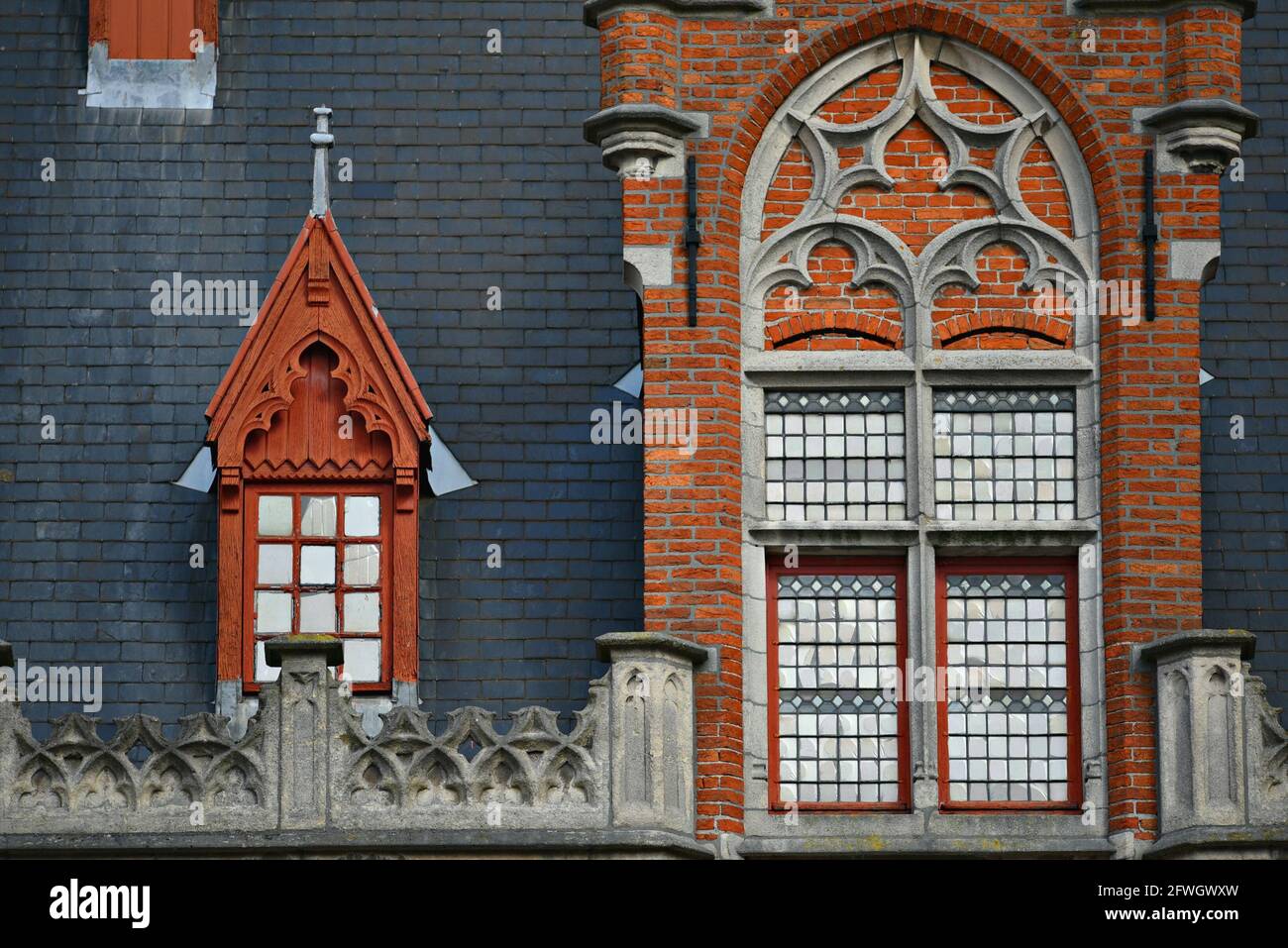 Vue extérieure panoramique sur un bâtiment historique de style gothique ...