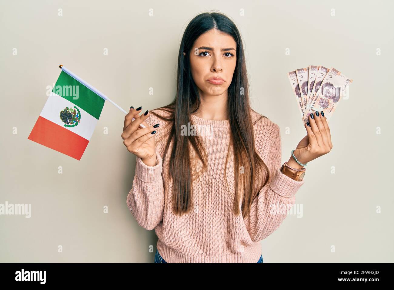 La jeune femme hispanique qui détient le drapeau mexicain et les ...