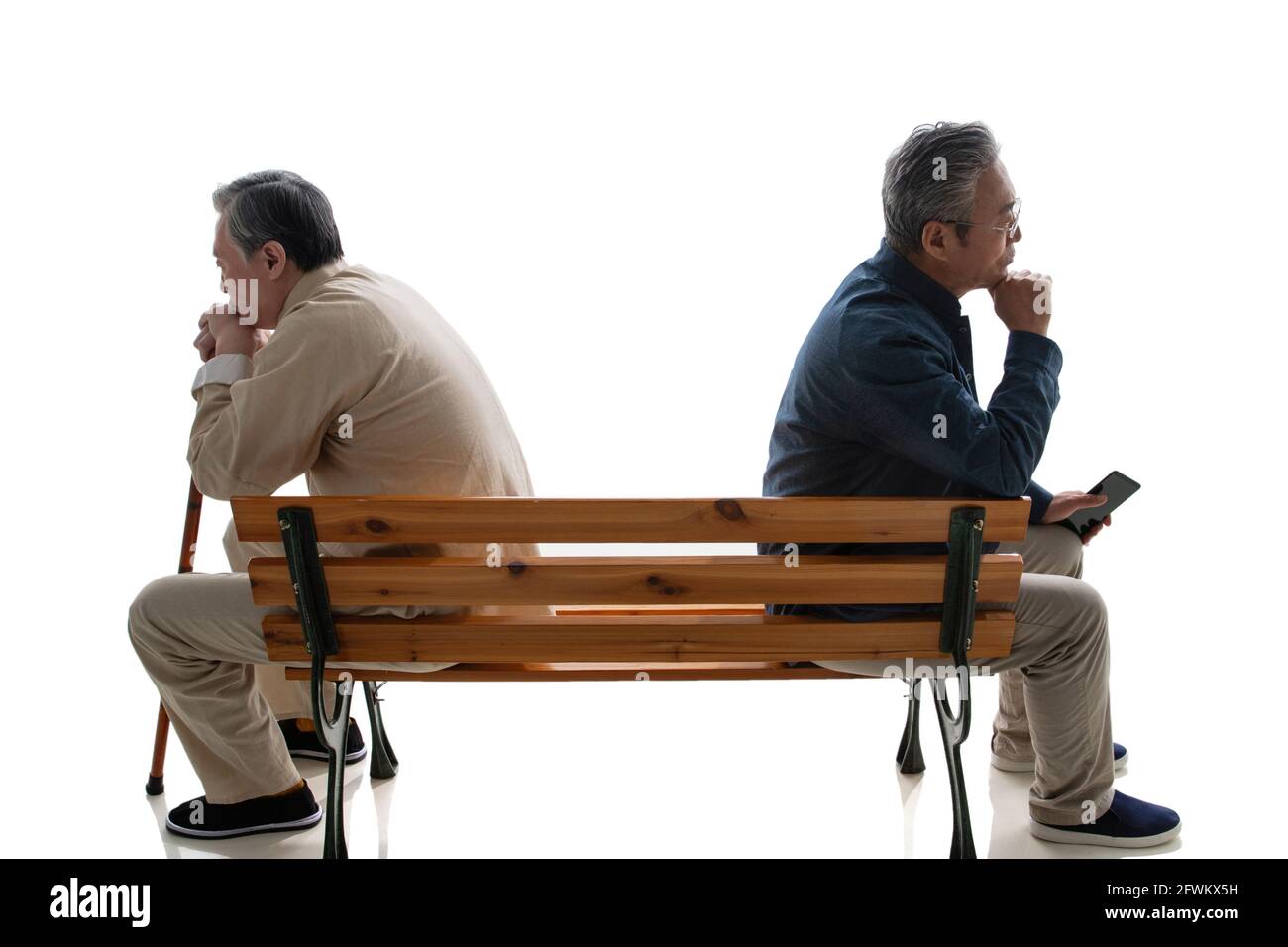 Deux personnes assises sur un banc Banque d'images détourées - Alamy