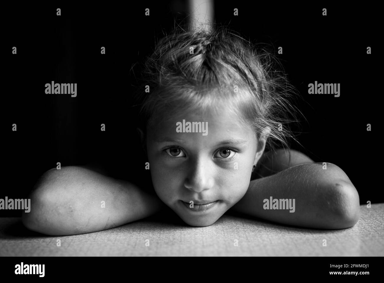 Petite fille triste Banque d'images noir et blanc - Alamy