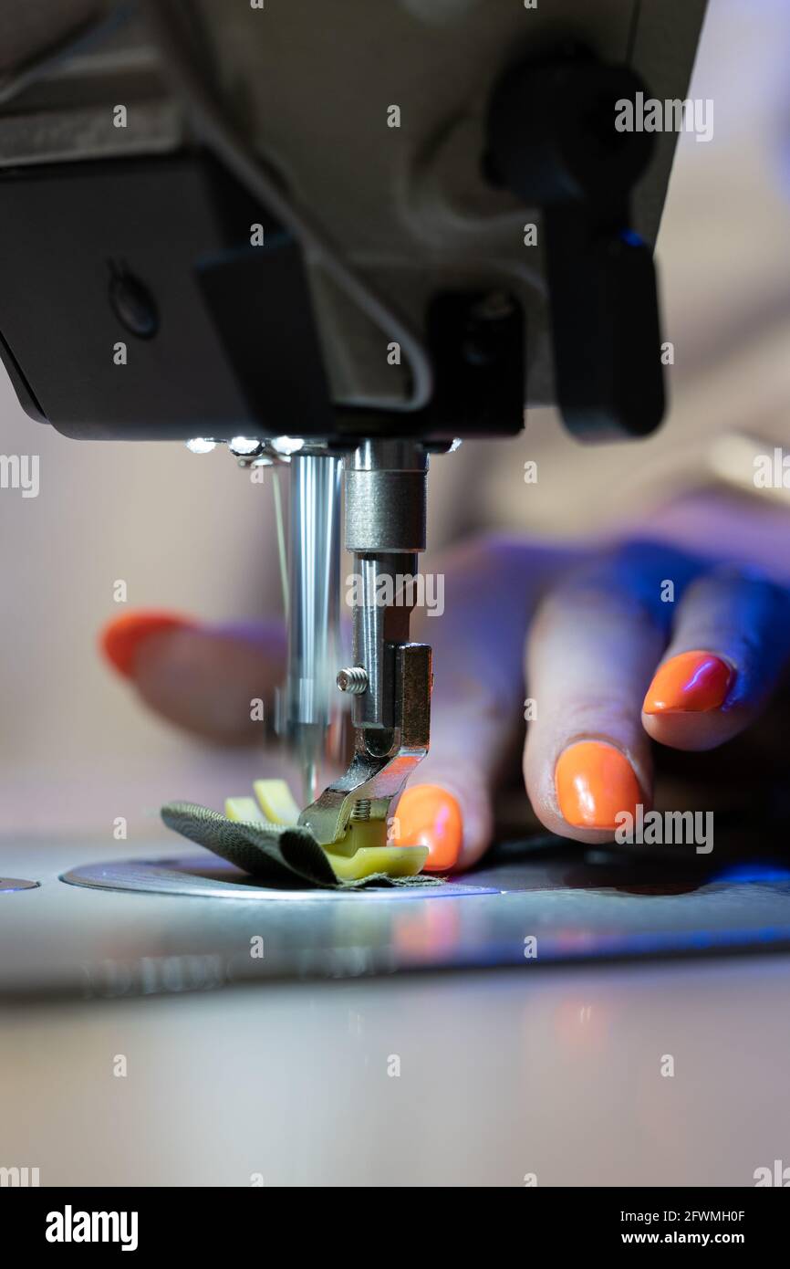 Gros plan de femme tailleur sur machine à coudre des modèles de tissu ...
