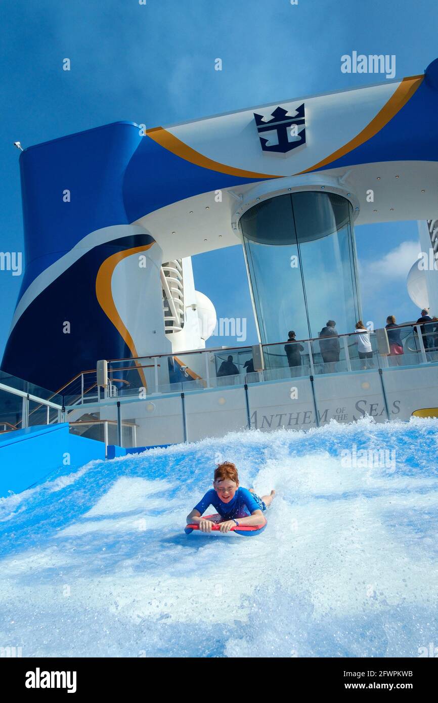 Le corps d'un jeune garçon s'embarque sur un simulateur de vague à bord ...