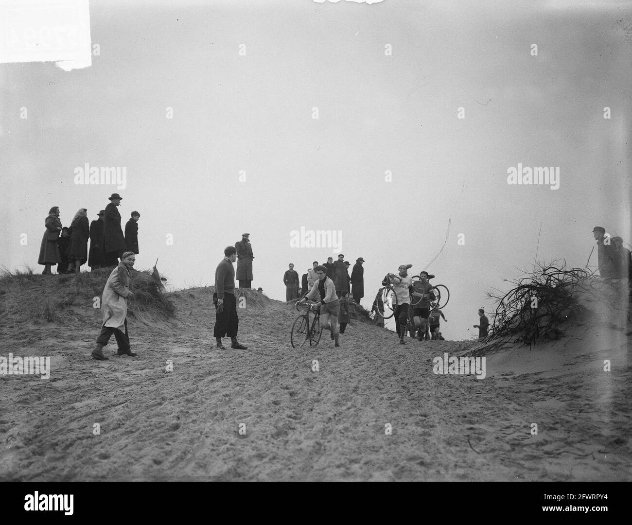 Cyclecross Bloemendaal, avec vélo à l'arrière, 21 janvier 1950, dunes ...