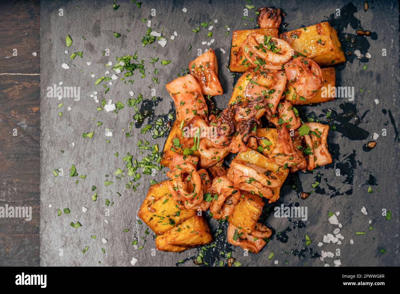 Bébé calamar à l'ail et aux pommes de terre, une entrée typique de la ...