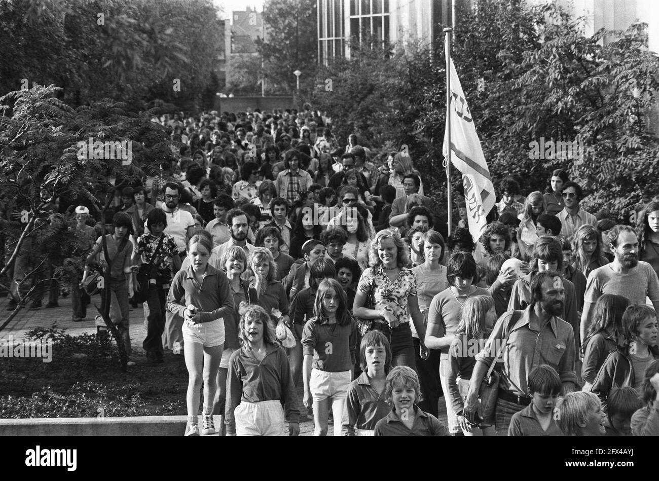 Participants à l'Avondvierdaagse, 10 juin 1975, marcheurs, randonnées ...