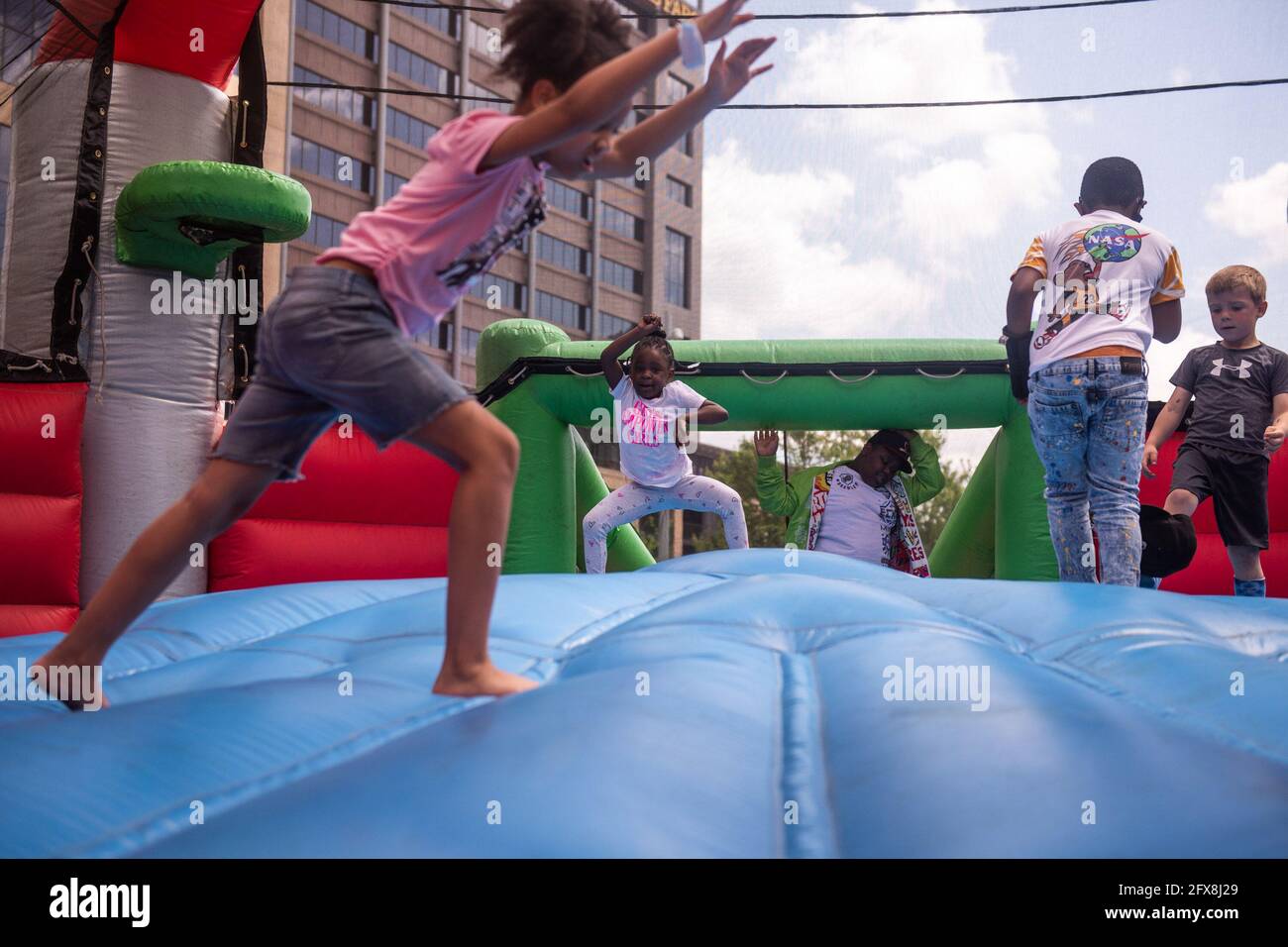 Ambiance au parc Commons lors de l'événement de commémoration du ...
