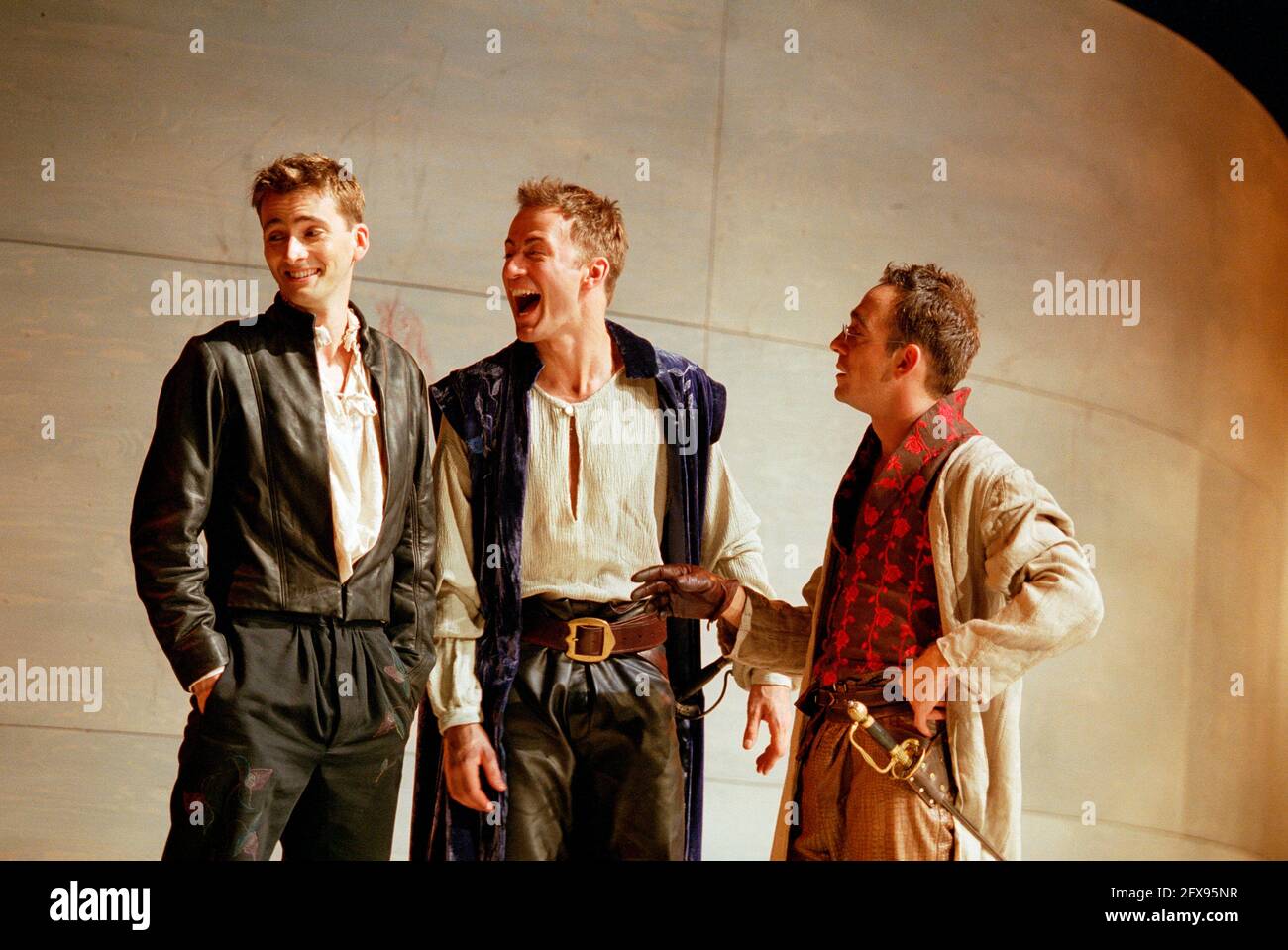 l-r: David Tennant (Roméo), Anthony Howell (Benvolio), Adrian Schiller ...