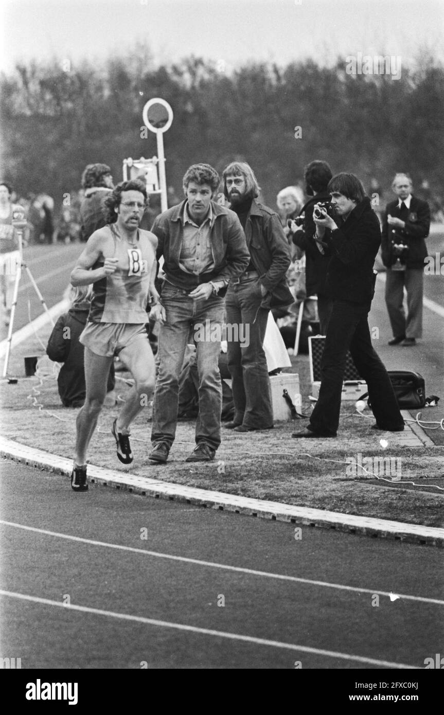 Jos Hermens a amélioré son record d'heures et son record de 20 km à Papendal ; Jos Hermens lors ...