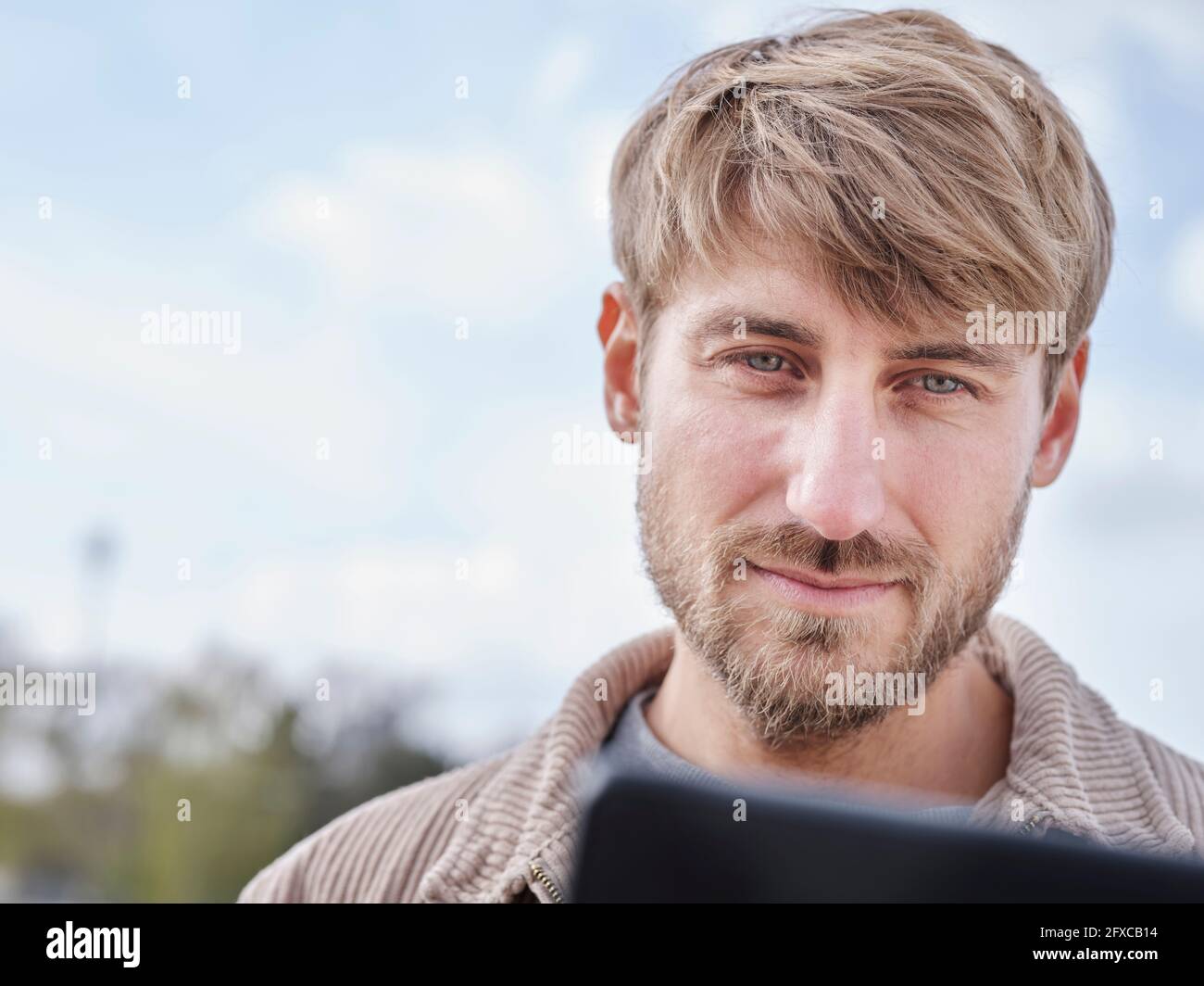 Homme levant les yeux au ciel Banque de photographies et d’images à ...