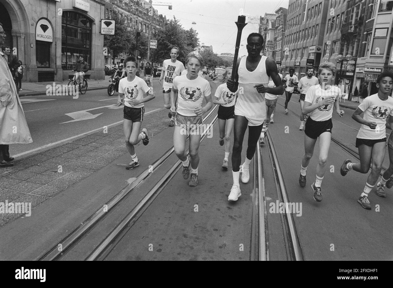 Le coureur de marathon africain omar khalifa dirige le groupe Banque de photographies et d ...