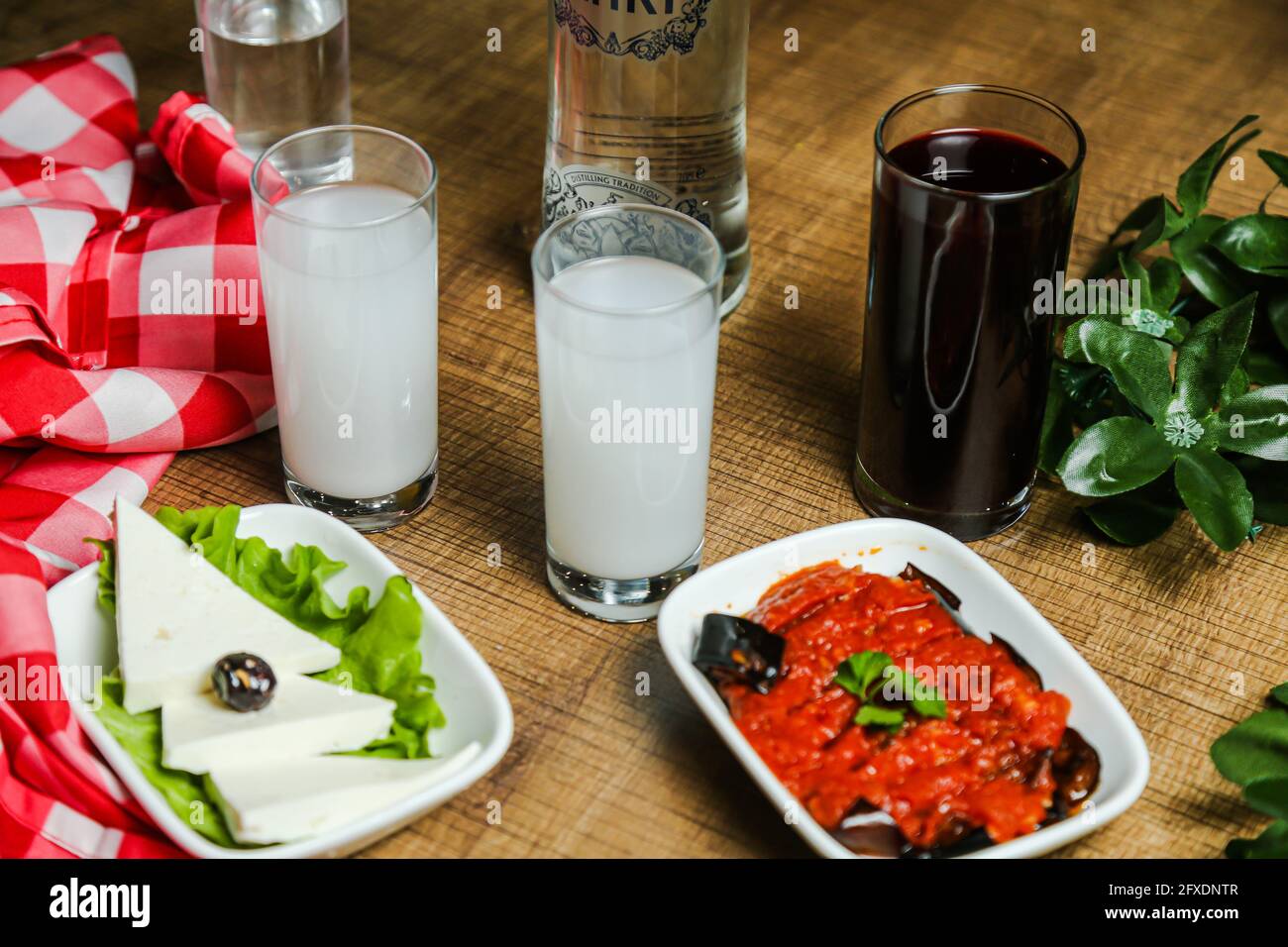 Boisson alcoolisée turque nationale Raki et hors-d'œuvre à table Photo ...