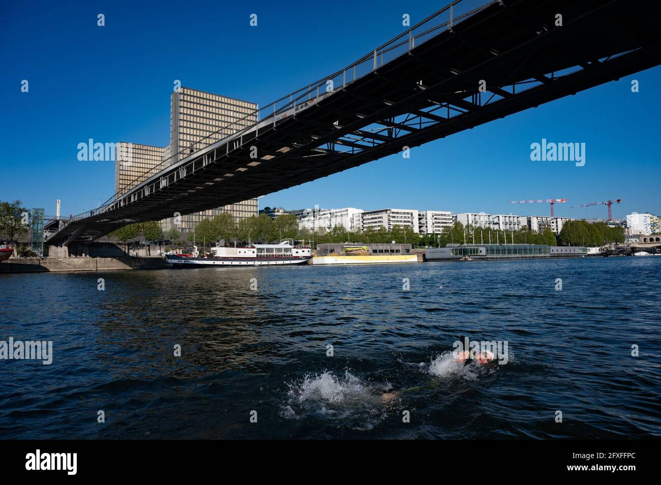 Exclusif - Arthur Germain, fils du maire de Paris Anne Hidalgo lors d ...