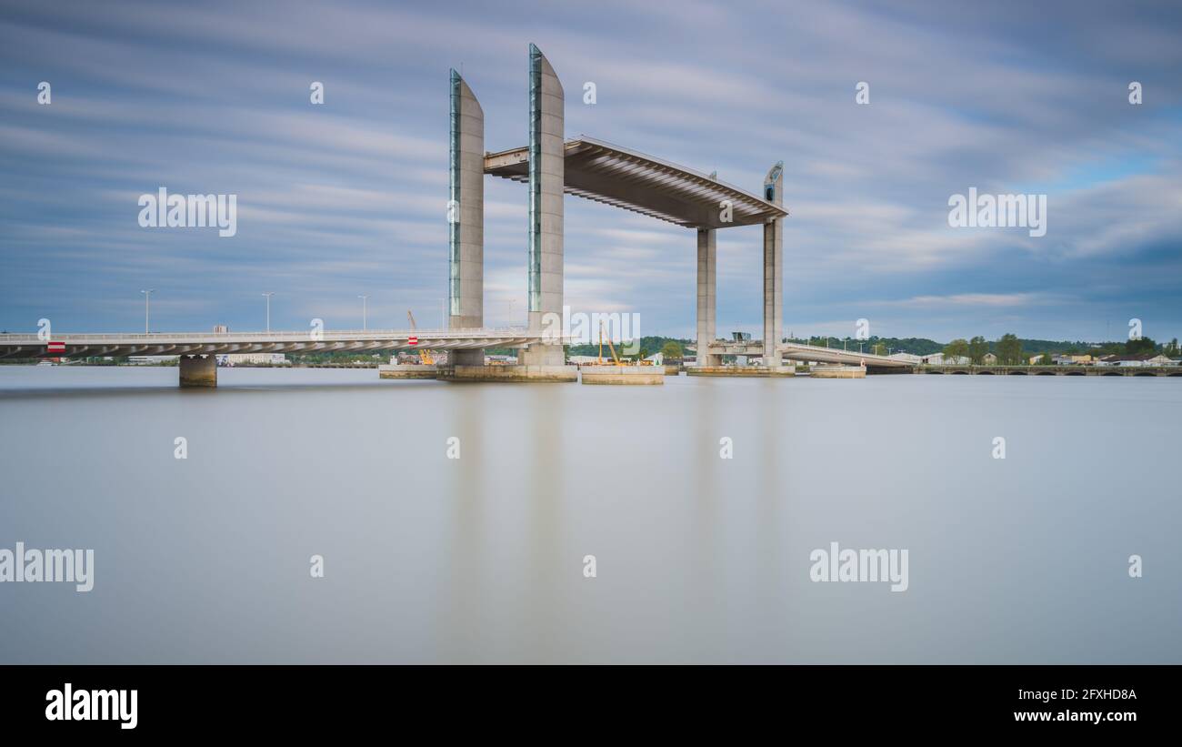 FRANCE. GIRONDE (33), BORDEAUX, OUVERTURE DU PONT ÉLÉVATEUR CHABAN ...
