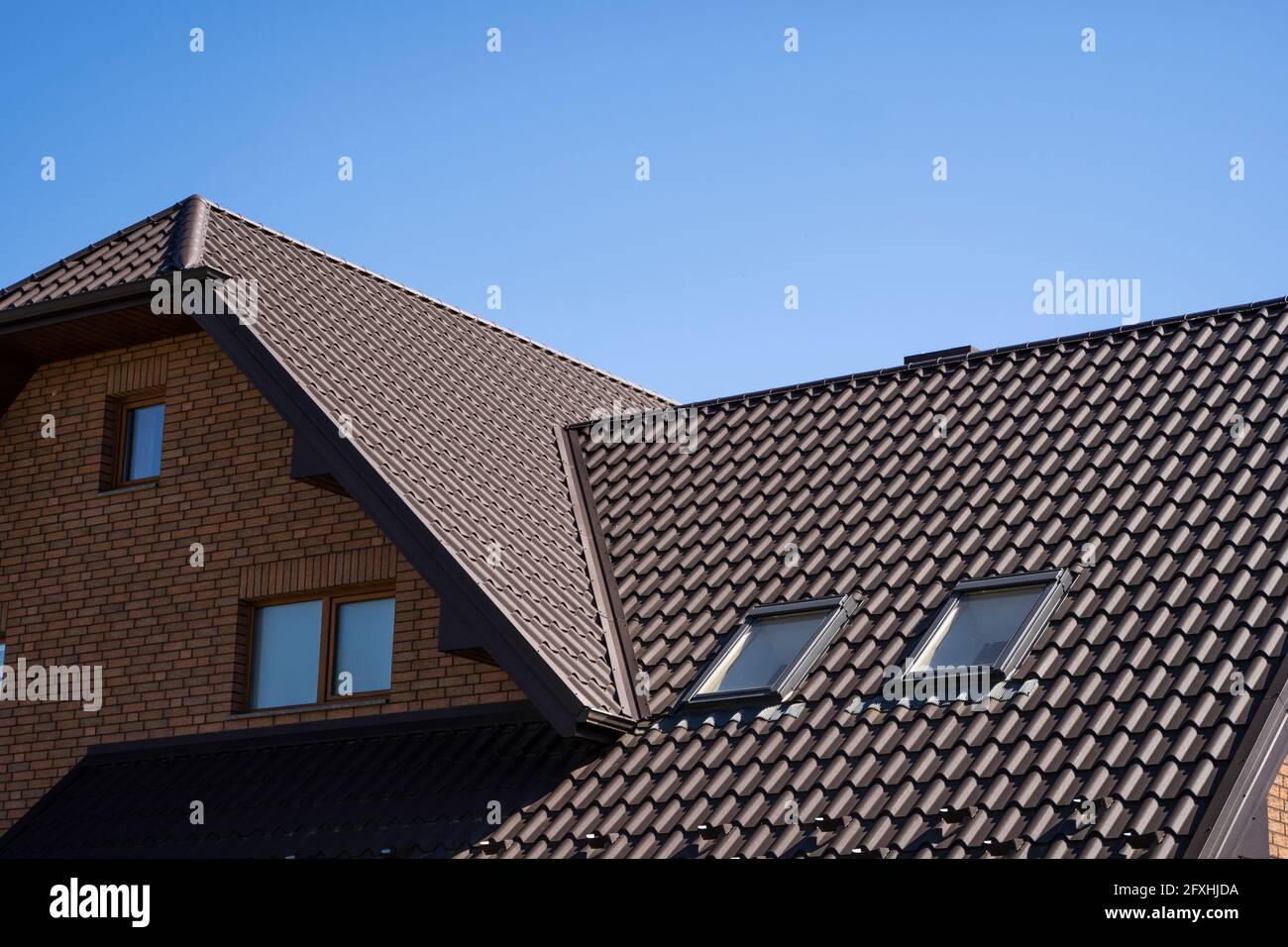 Toit à profil métallique ondulé brun installé dans une maison moderne ...