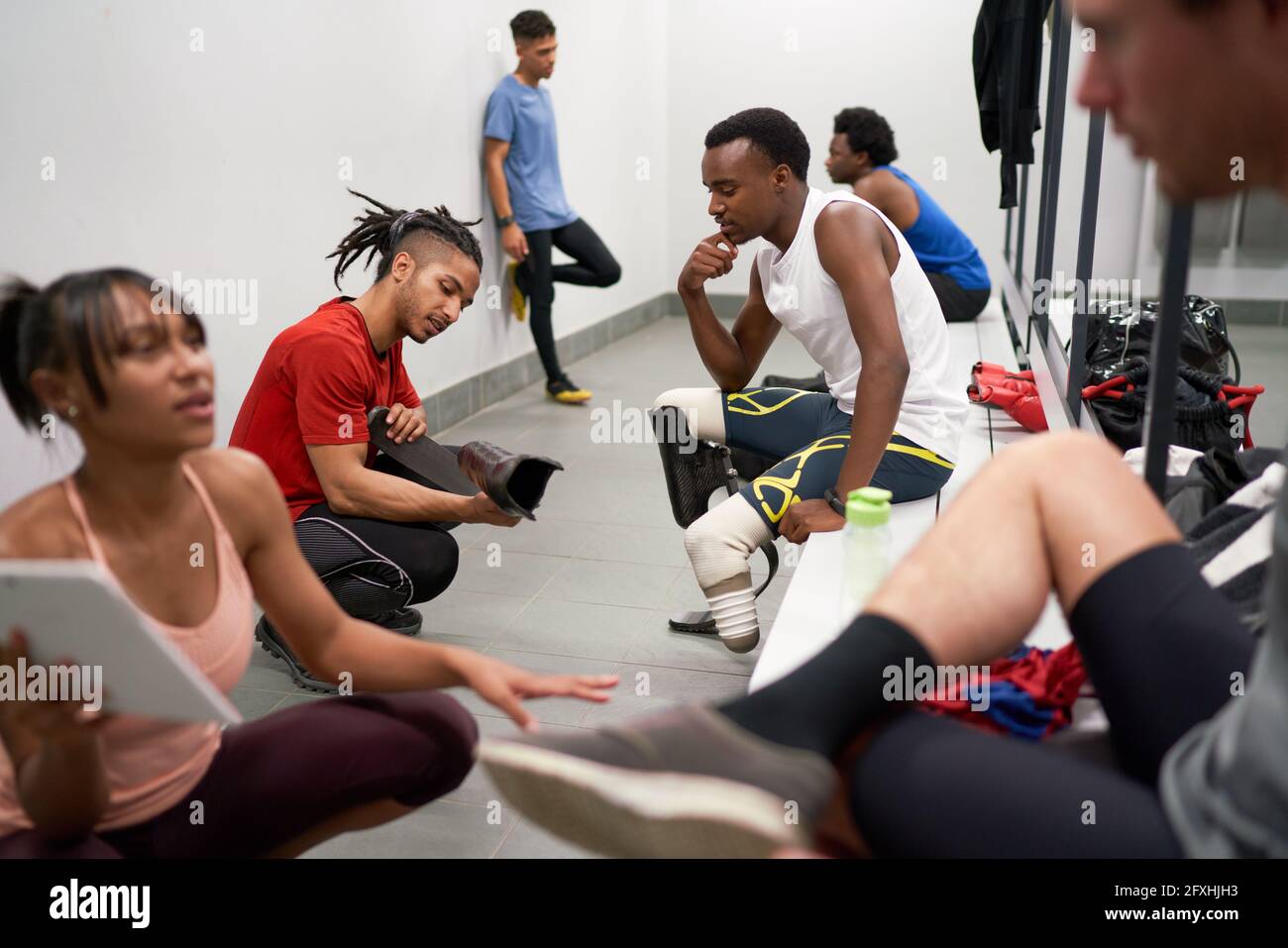 Coach avec une prothèse de lame de course à pied qui parle à l'athlète ...