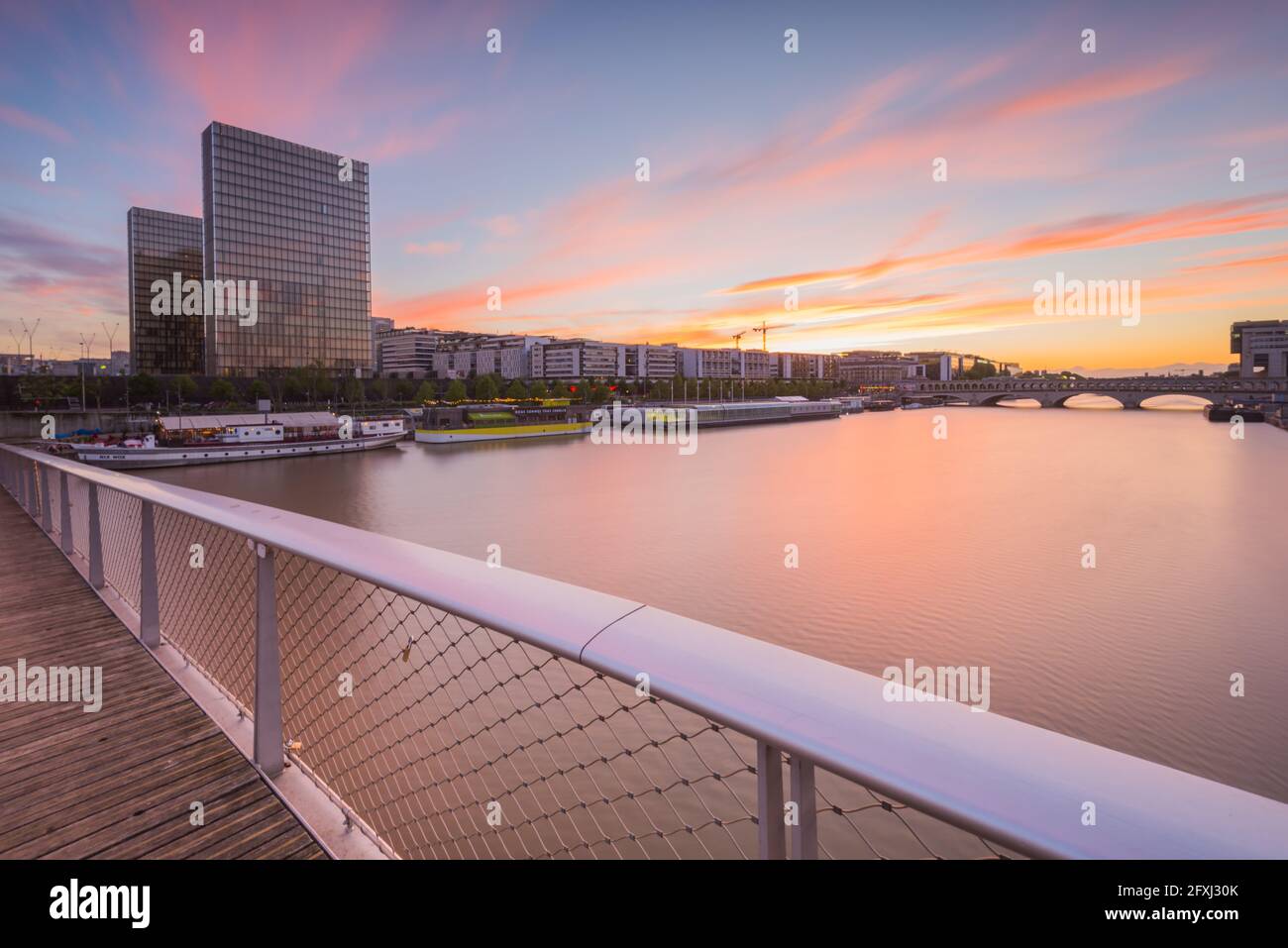 FRANCE, PARIS (75), 12ÈME ARR, VUE SUR DEUX BÂTIMENTS DE LA BNF AVEC LA ...