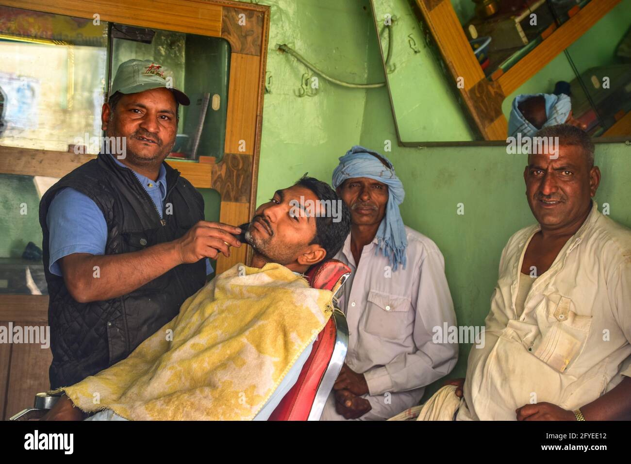 Indian barber shop india Banque de photographies et d’images à haute ...