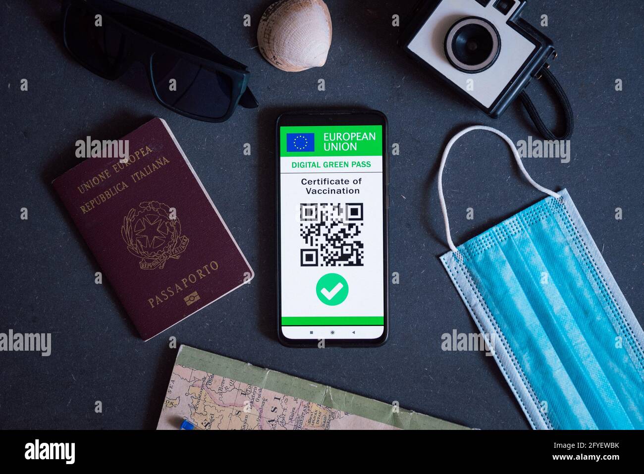 Certificat vert numérique covid européen sur l'écran d'un téléphone ...