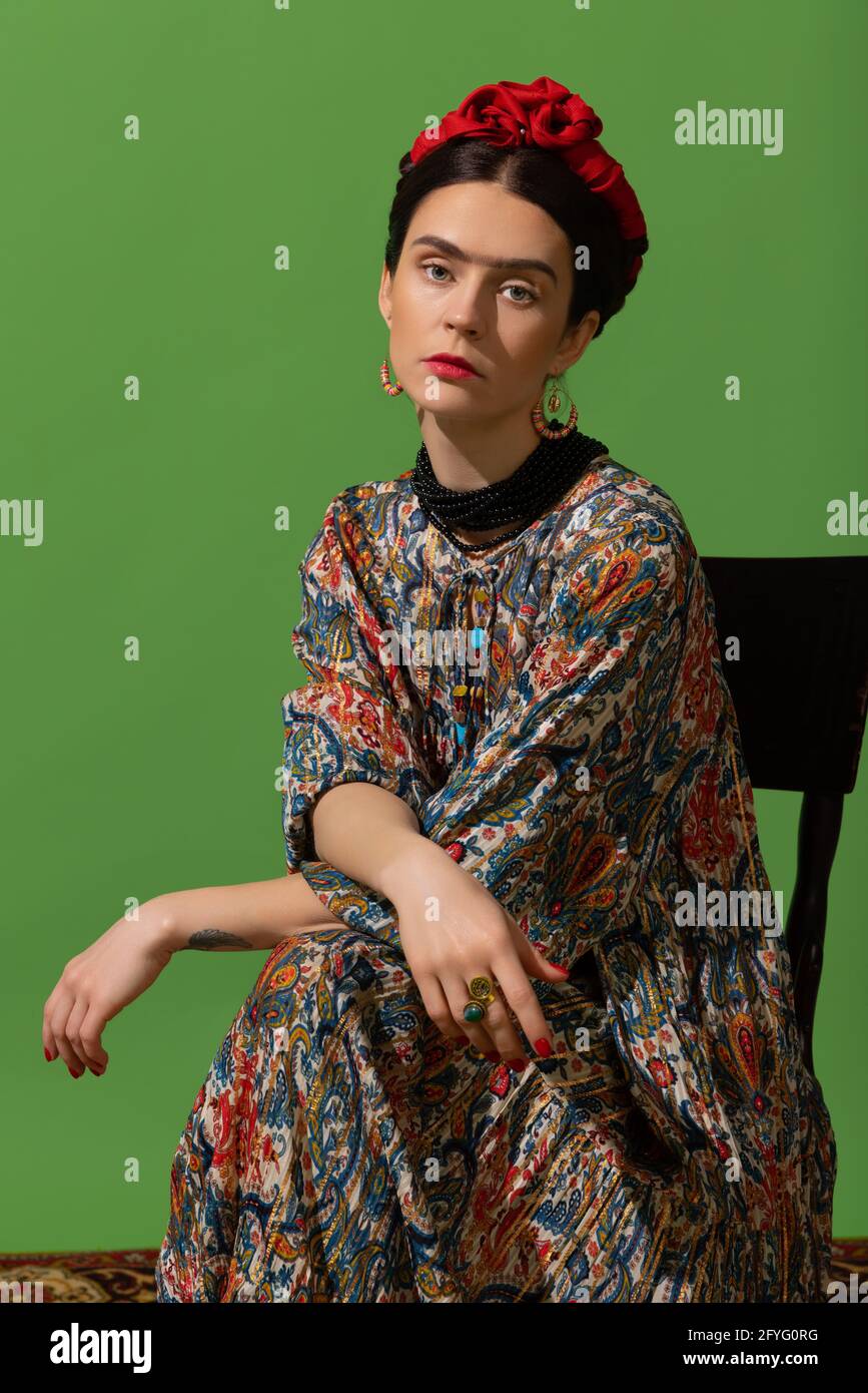 Portrait d'une jeune belle femme à l'image d'un peintre célèbre, l ...