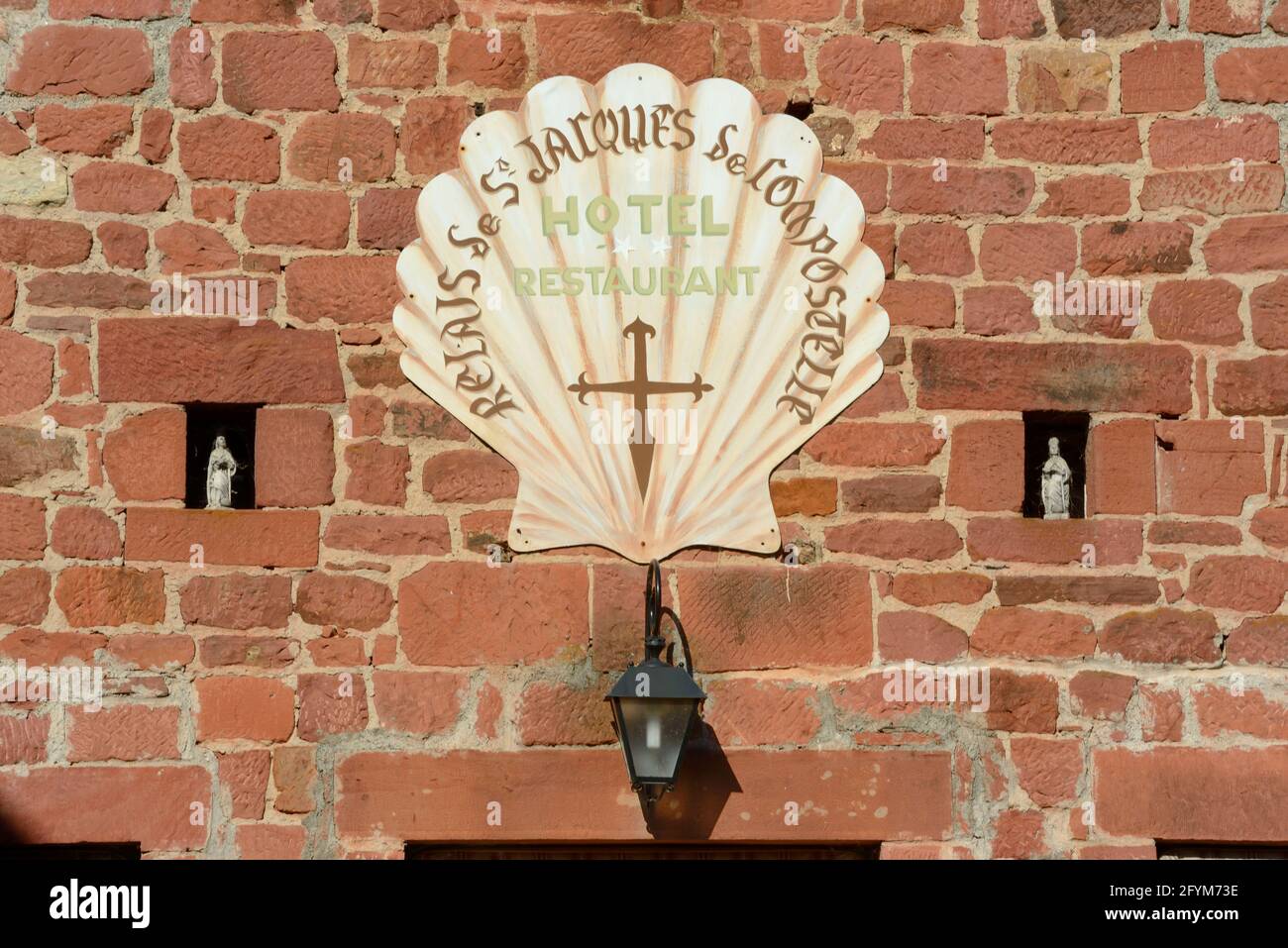 FRANCE, CORRÈZE (19) COLLONGES-LA-ROUGE VILLAGE, PANNEAU INDIQUANT LA ...