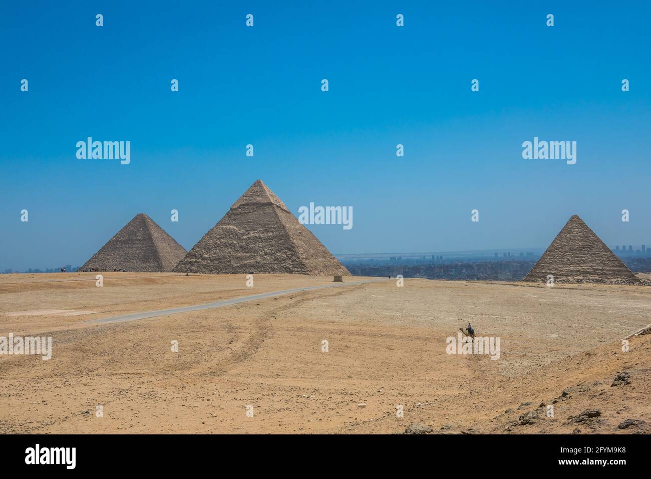 Les grandes Pyramides de Gizeh près des ruines d'un temple à Gizeh, en ...
