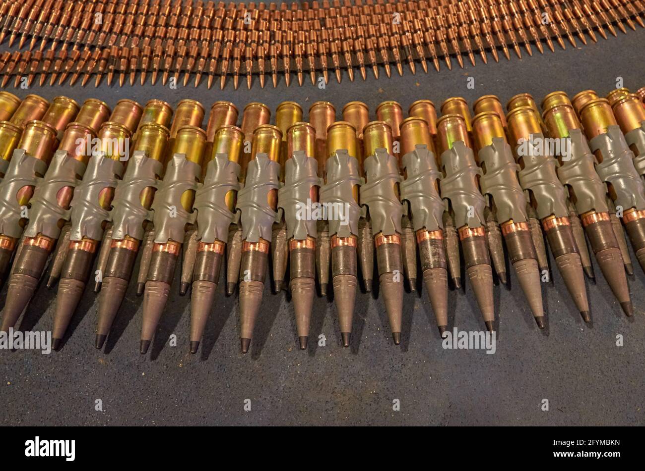 Les obus pour le canon d'artillerie gisent sur le sol Photo Stock - Alamy