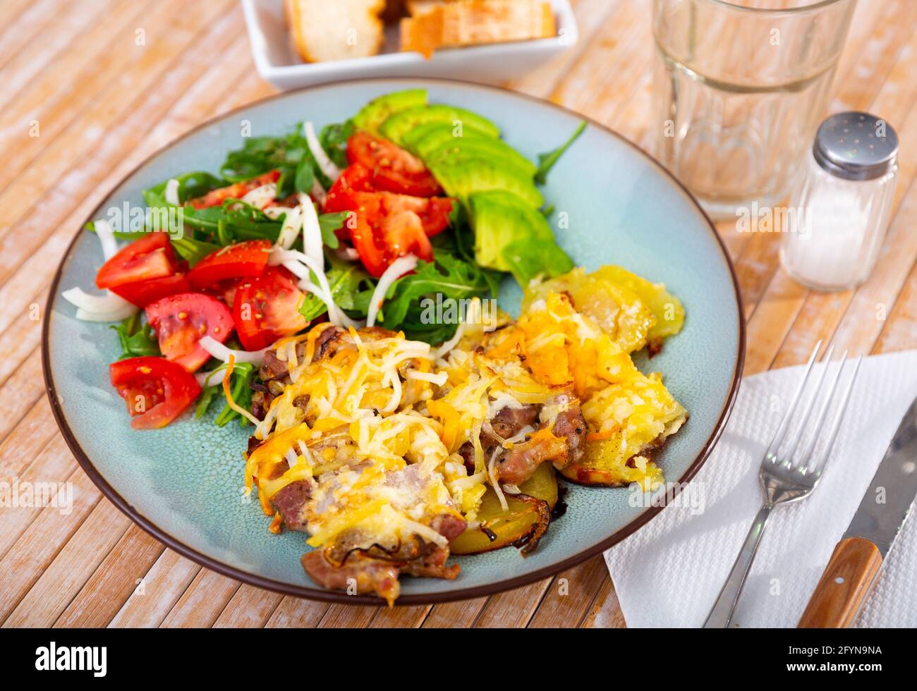 Plat russe veau Prince Orloff, viande grillée au fromage, pommes de ...