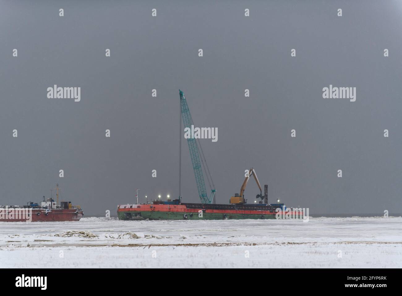 Barge avec grue. Dragueur travaillant en mer. Brouillard intense dans ...